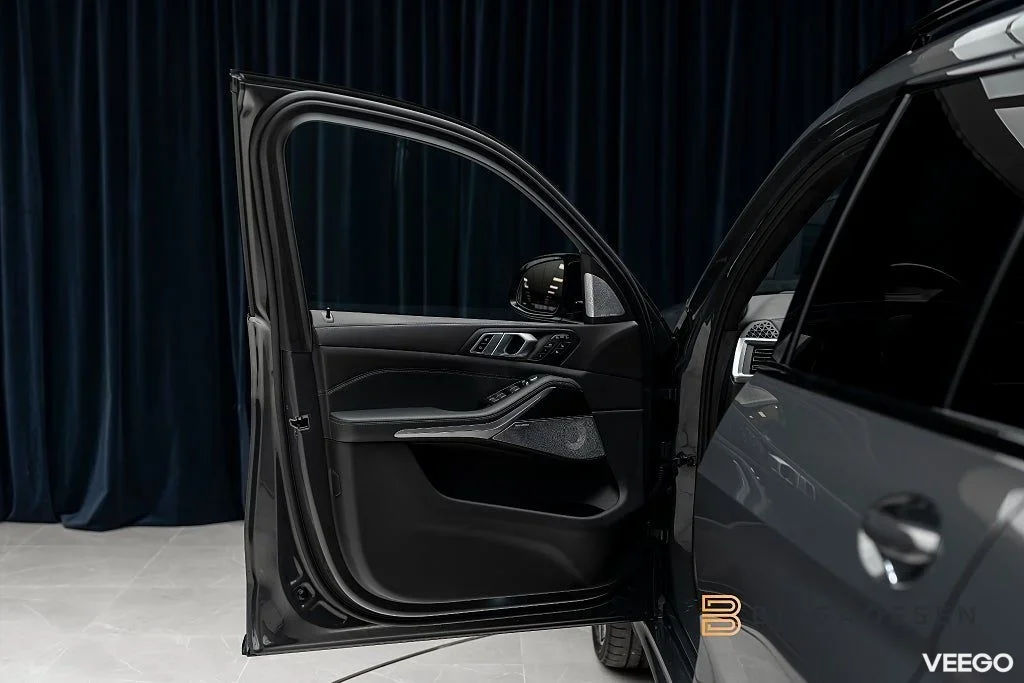 BMW X7 M60i xDrive M Sport Pro Executive SkyLounge B&W 390kW - Veego